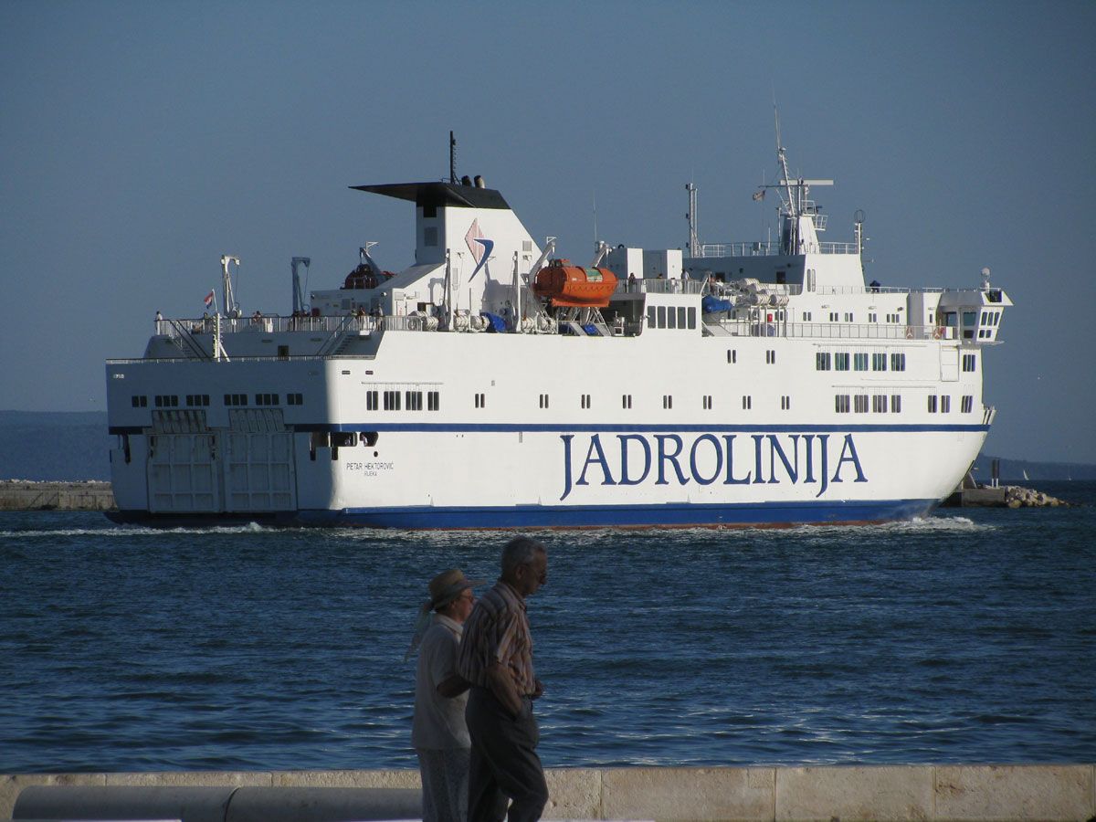 IZNENADNA PROMJENA Zbog hitnog slučaja trajekt Vis - Split isplovio sat ...