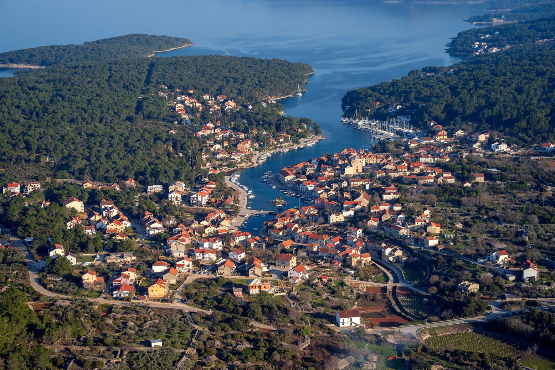 Slikoviti mostići najmanjeg grada na Hvaru