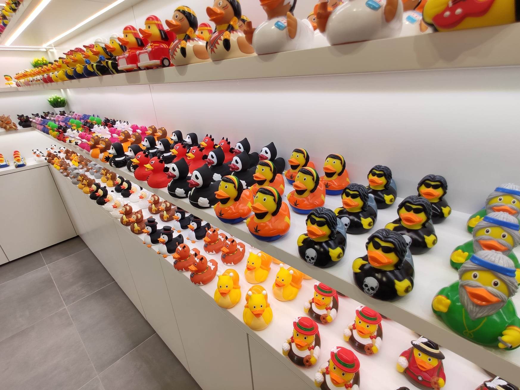 PAČJI PLES U SPLITU Čak tri dućana s gumenim patkicama u jednoj ulici