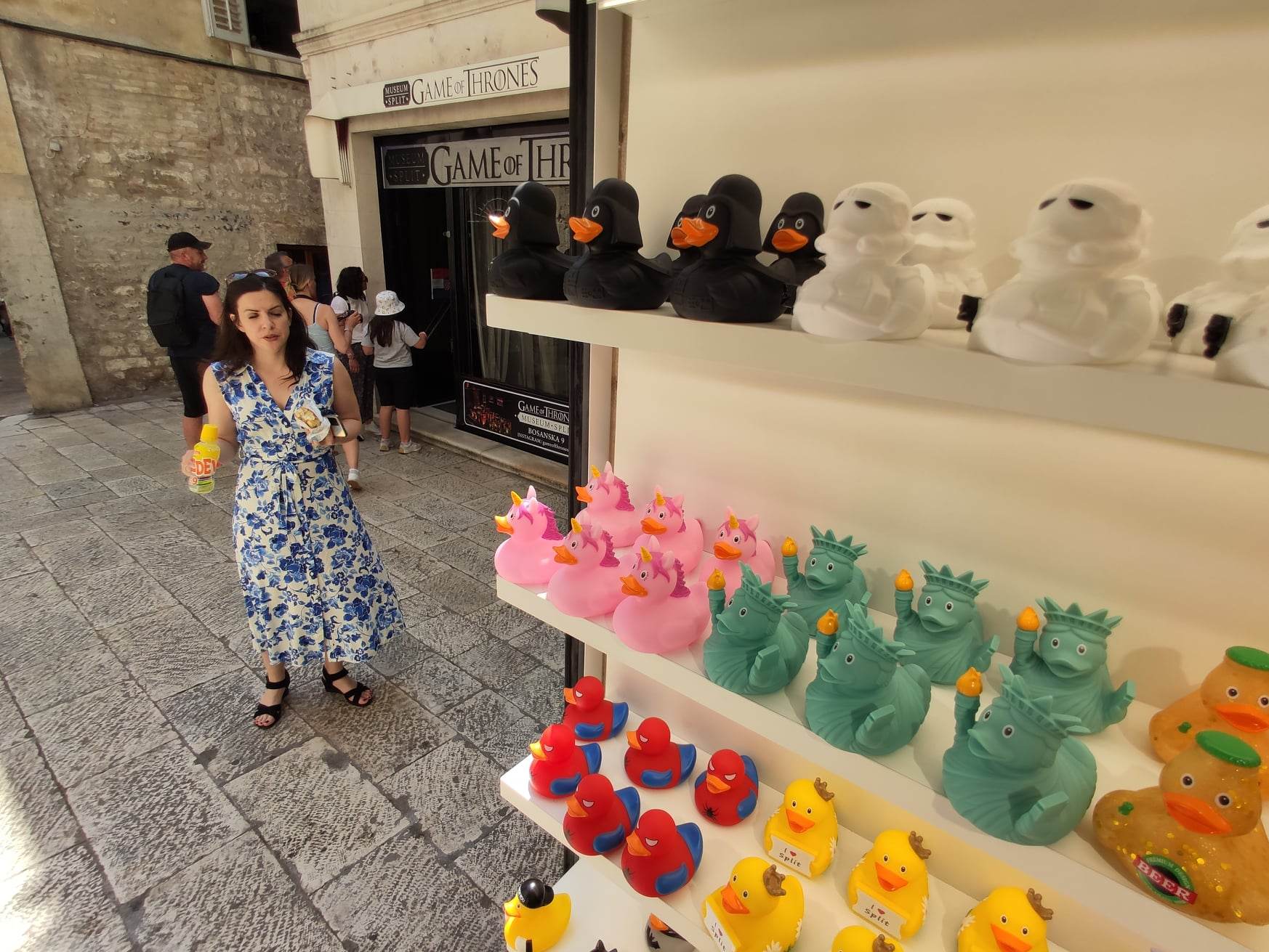 PAČJI PLES U SPLITU Čak tri dućana s gumenim patkicama u jednoj ulici