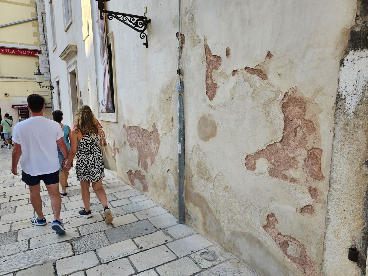 FOTO Ružne slike iz strogog centra Splita: "Raspada se fasada poznatog muzeja kod Peristila"