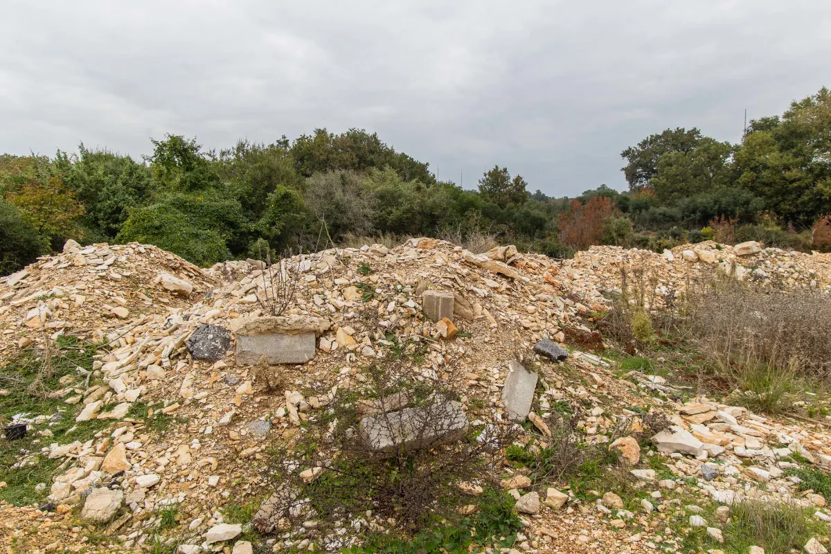 Tik do Zračne luke Pula nalazi se ogromna hrpa ilegalnog otpada