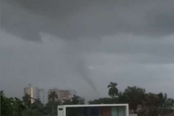 VIDEO Jezivi prolazak tornada kroz grad!