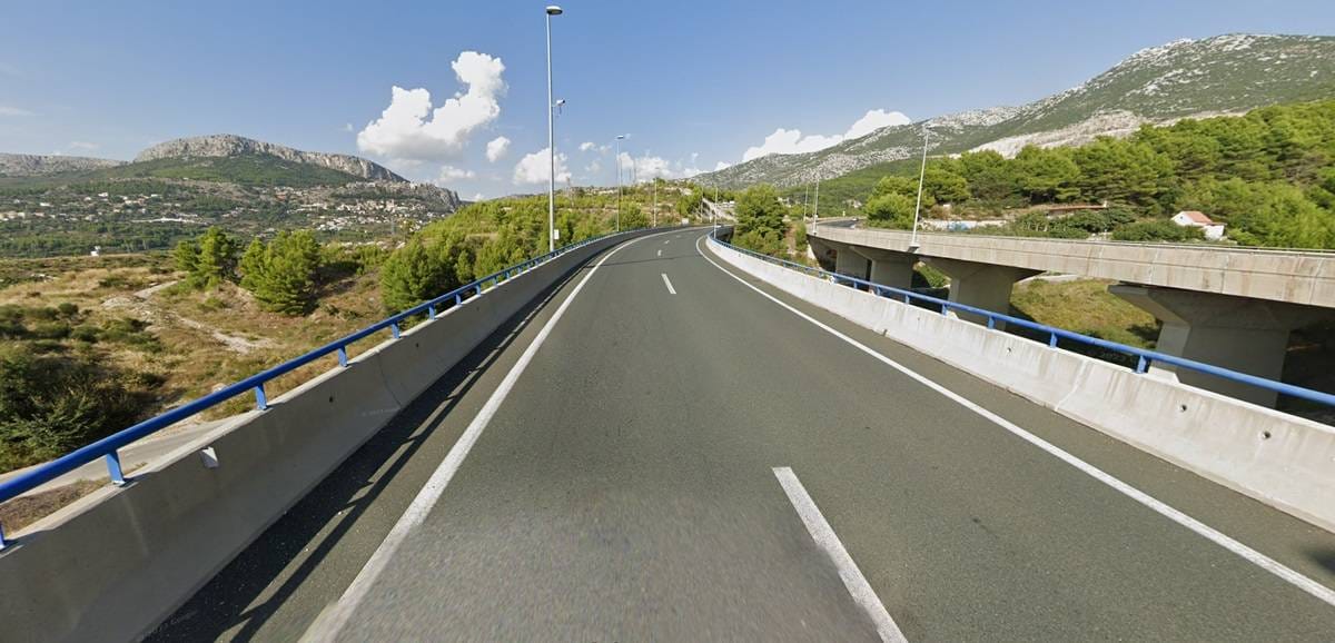 TROSTRUKI SUDAR KOD SOLINA Zatvorena cesta prema Klisu