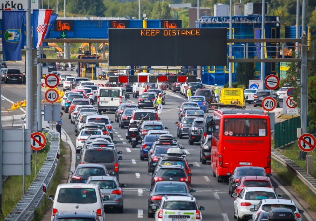 Ogromna kolona na A1 prema moru - tunel Brezik se svako malo zatvara!