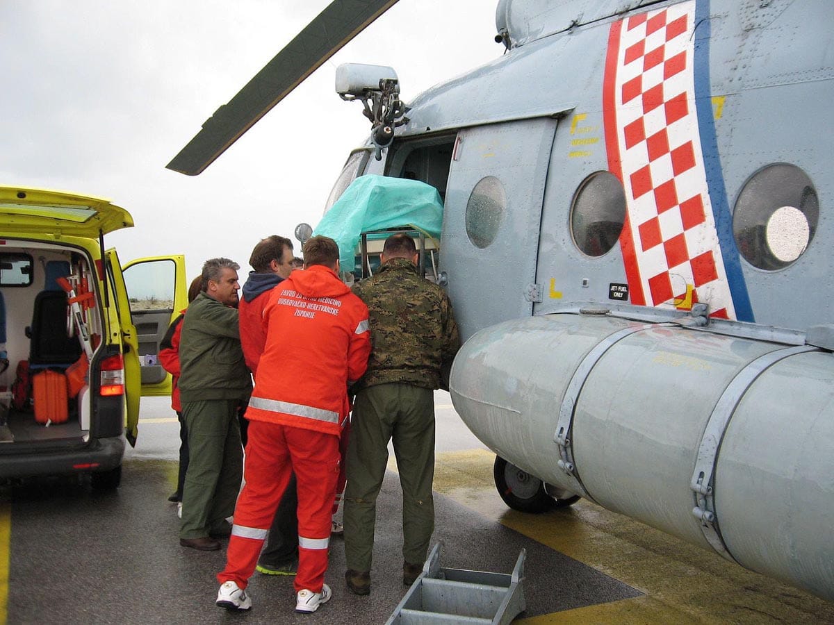 Vojnim helikopterom prevezena četiri dana stara beba u inkubatoru