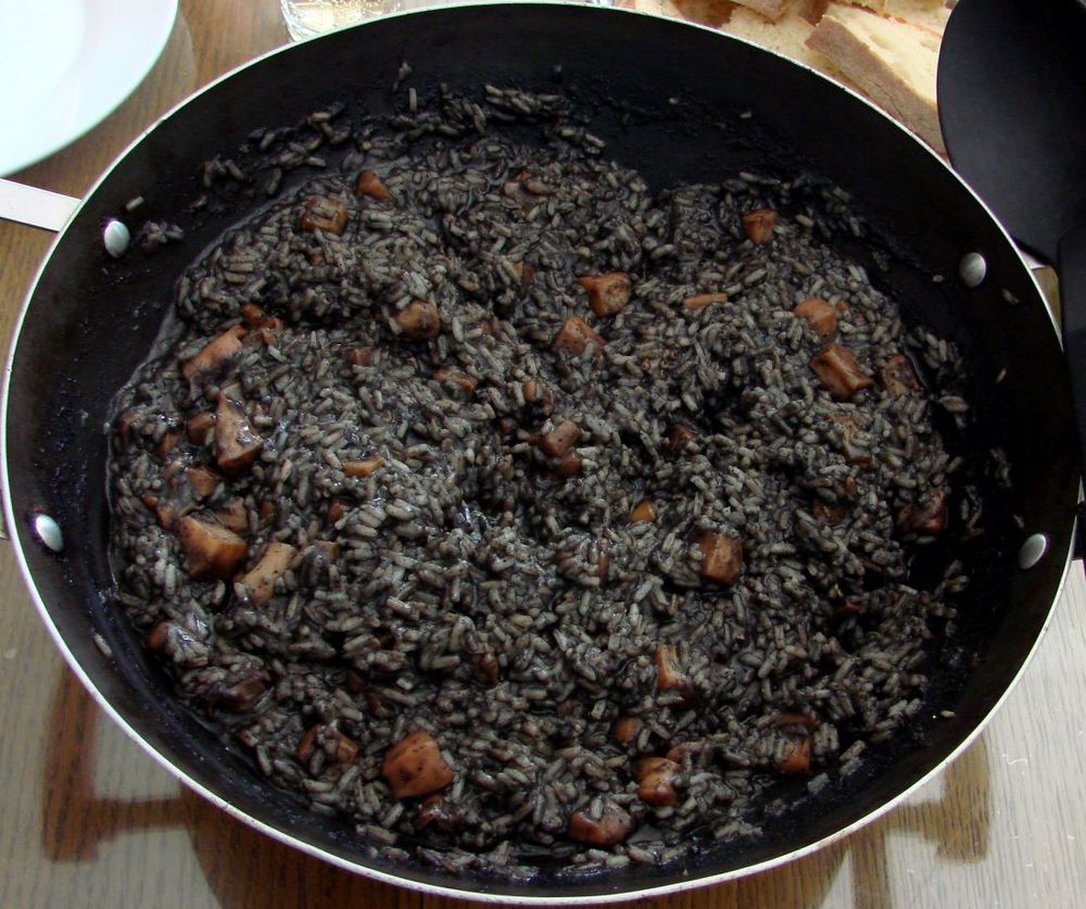 JEDNOSTAVNI DOMAĆI RECEPTI Crni rižot od sipe, frigani repići kozica i ...