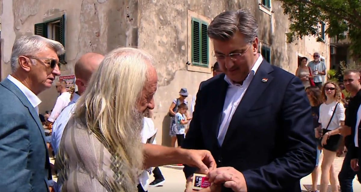 Plenkoviću na Dugom otoku mještani poklonili govno