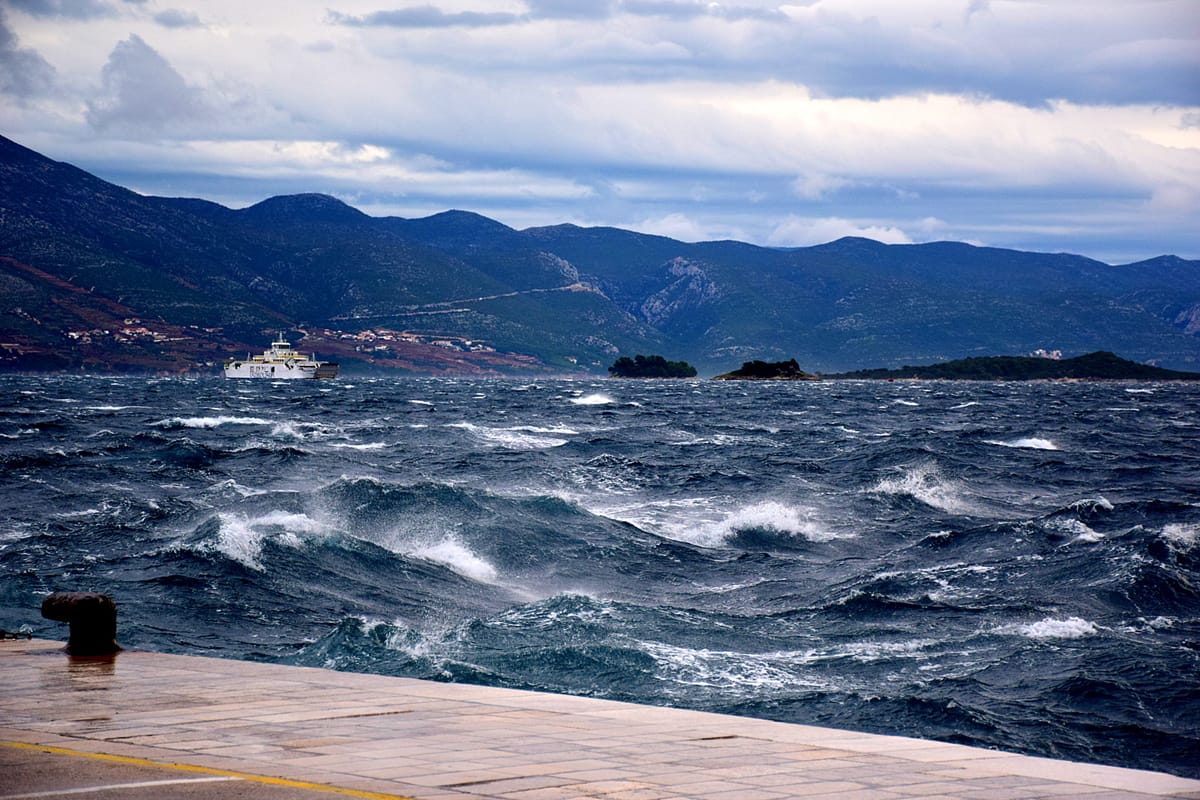 Na Jadranu bura, podno Velebita olujna - Do kraja dana još poneki pljusak