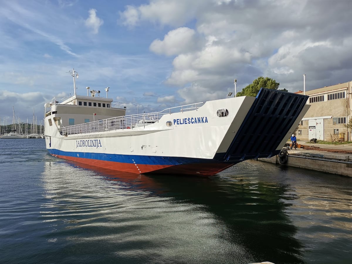 Jedan od najstarijih trajekata Jadrolinije ušminkan na šibenskom ...
