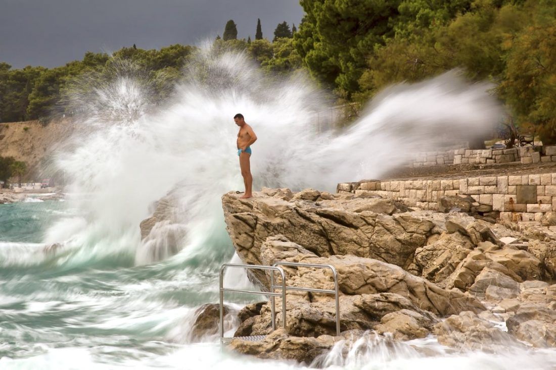OPASNO KUPANJE Kupač u Splitu skače u valove od 4 metra! | | Morski HR