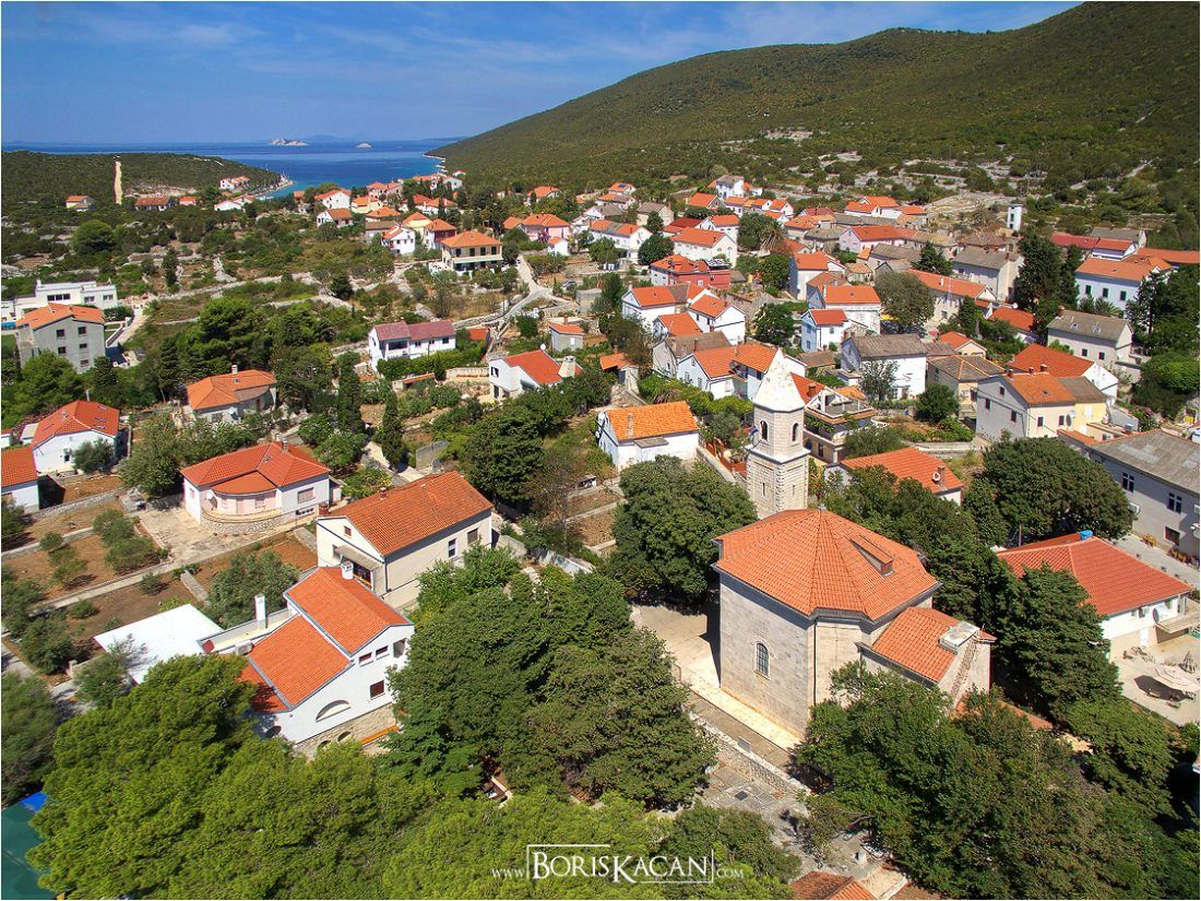 Pijani svećenik na otoku Istu s pogrebne mise vrijeđao ljude: "Govorio ...