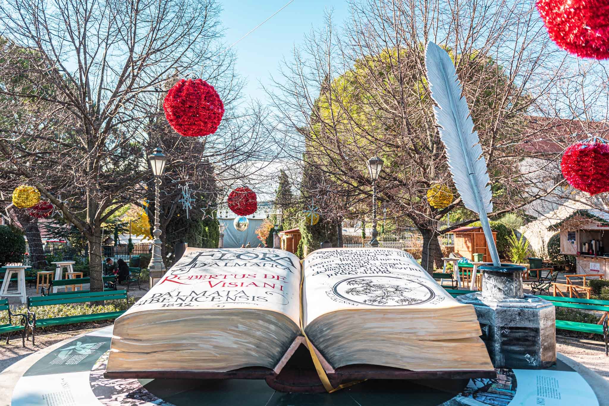 U Šibeniku postavljena 3 metra duga i oko 300 kilograma masivna knjiga ...